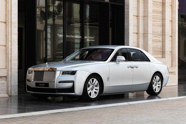 Ngắm siêu xe Rolls-Royce New Ghost màu bạc tuyệt đẹp trên phố TP.HCM ...